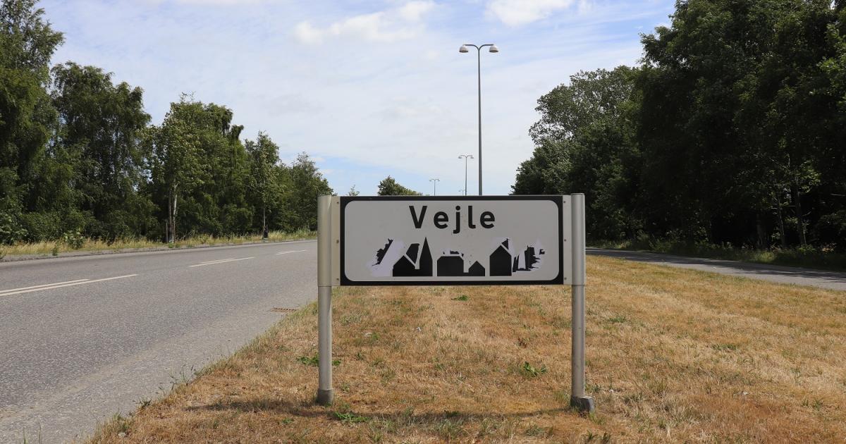 Kreative drengestreger: Fjordenhus og Bølgen pryder byskilt